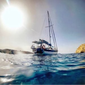 Living On A Sailboat Full Time: What It's Really Like - Glory of the Snow