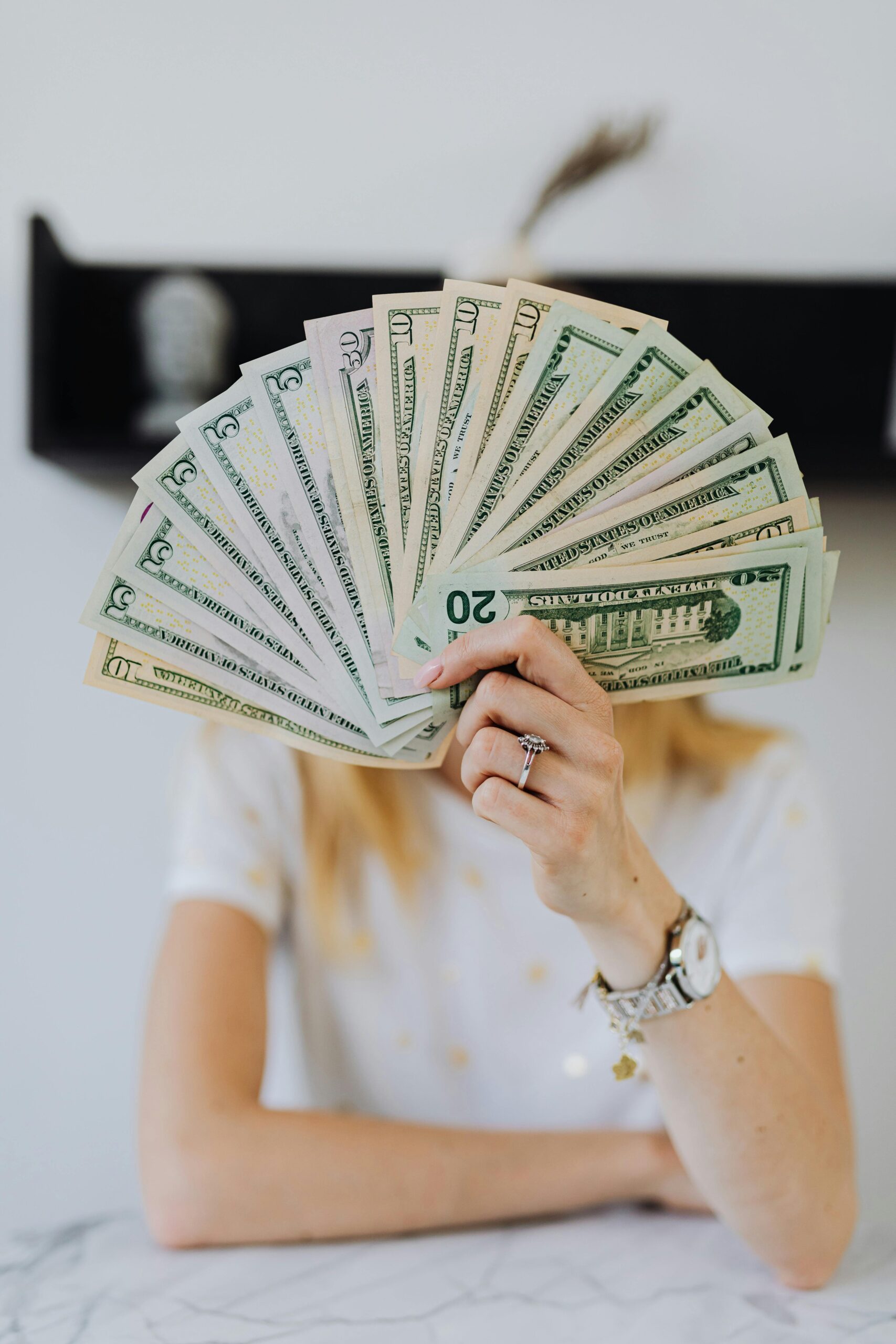 How To Be Stylish On A Budget: Top 10 Smart Ways To Save Money On ...