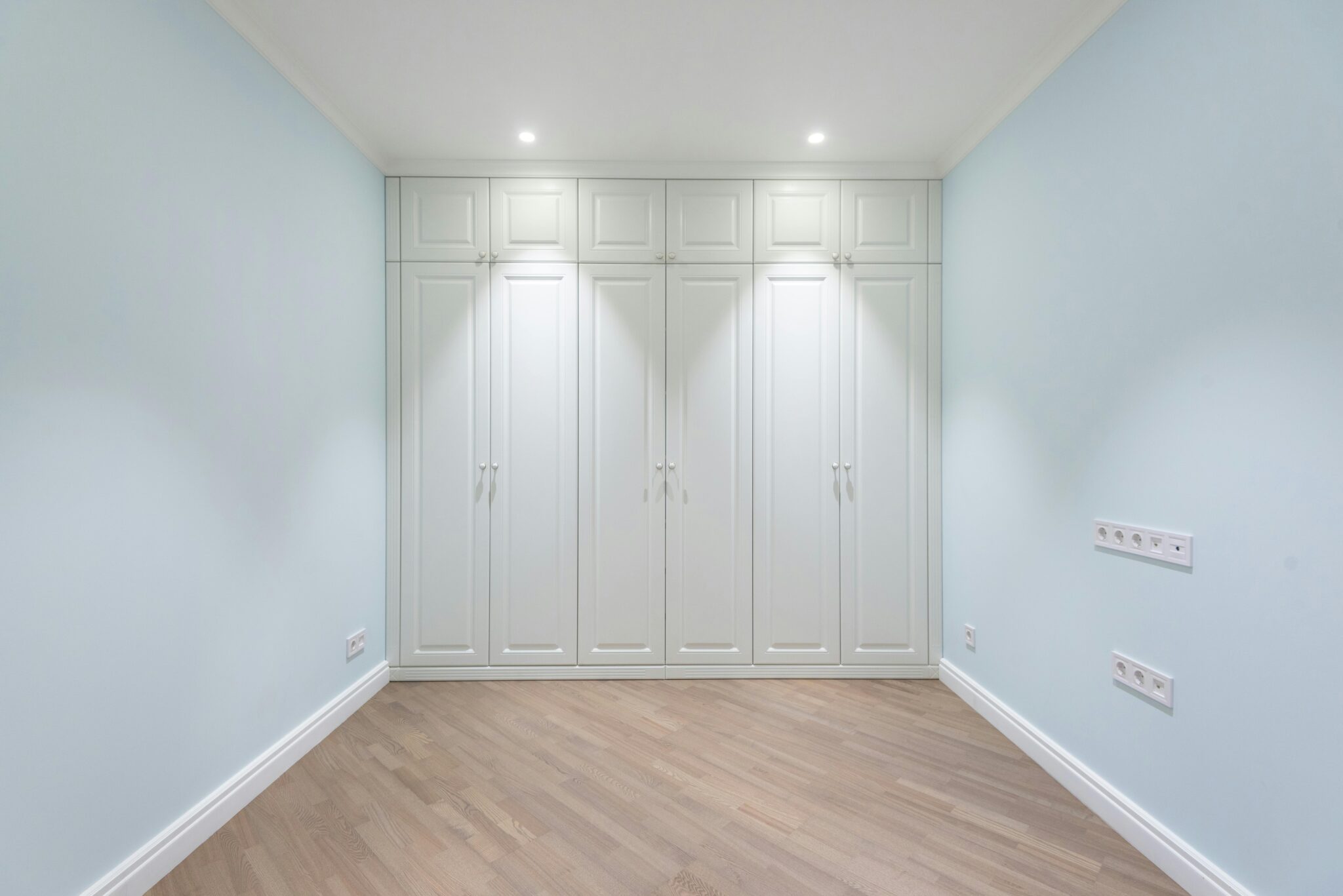 6 Savvy Ways To Maximize Space In Your Bedroom - Glory of the Snow
